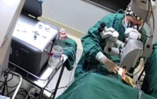 Dhakhtar Feer La Dhacay Bukaan Uu Qalliin Ku Sameynayay