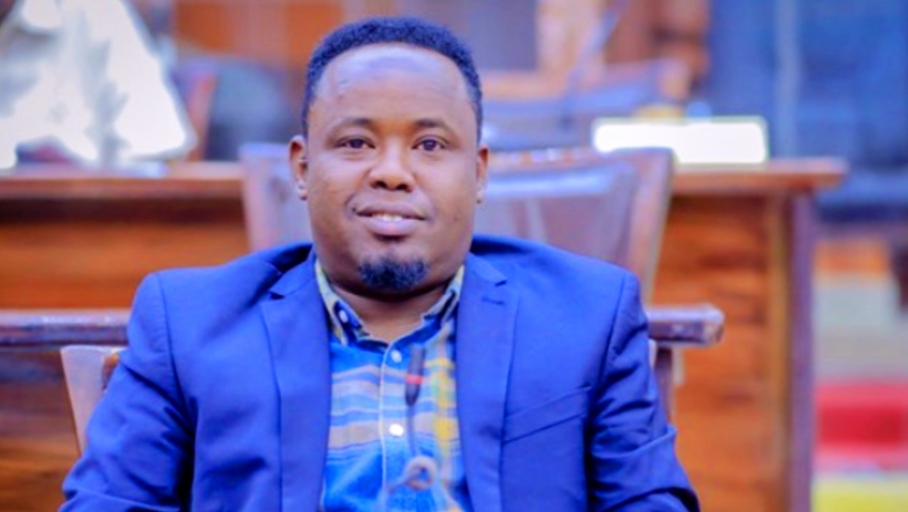 DEG DEG " Sharci -Daro Ayuu Ku Xidhna Xildhbaan Maxamed Abiib Xukumada Waxan Leeyahay…"Axmed ...