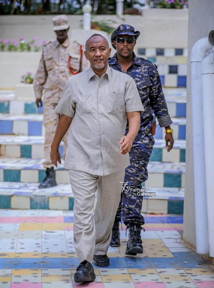 Guddoomiye Xirsi iyo wafti uu hogaaminaayo oo ay qayb ka yihiin ...